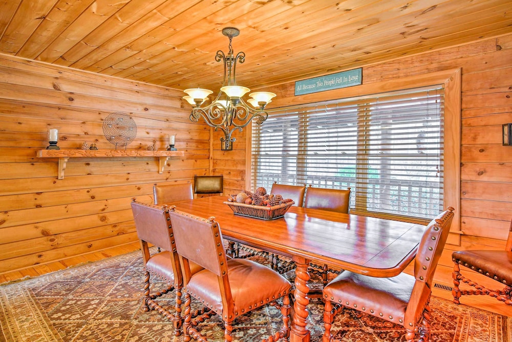Lake Hartwell Lodge W/ Dock, Theater + Hot Tub! - Lake Hartwell