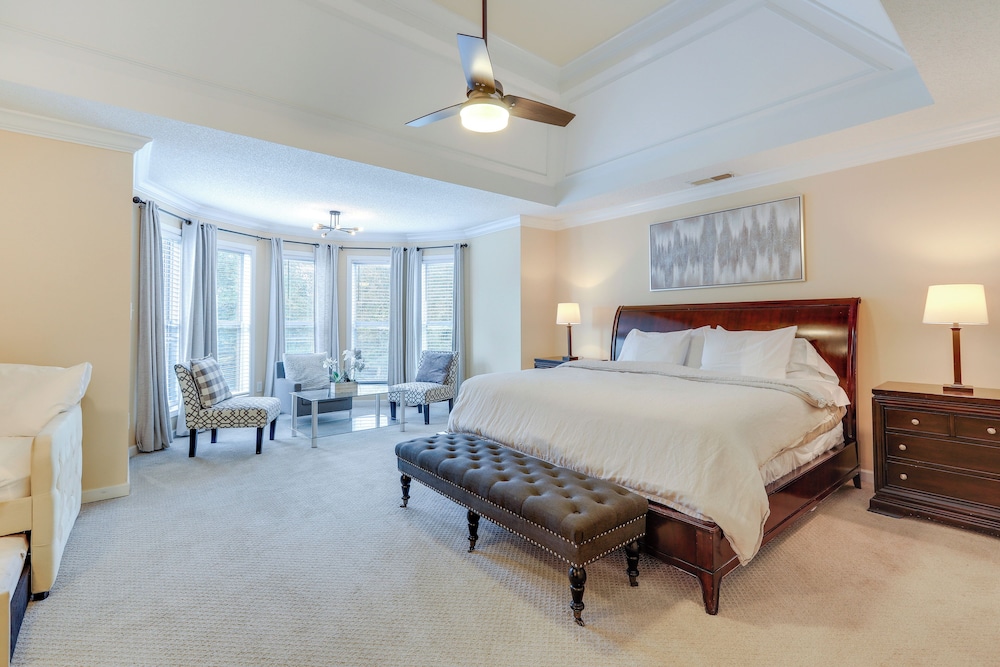 Spacious Stockbridge Manor: Pool Table, 2 Kitchens - Stockbridge, GA