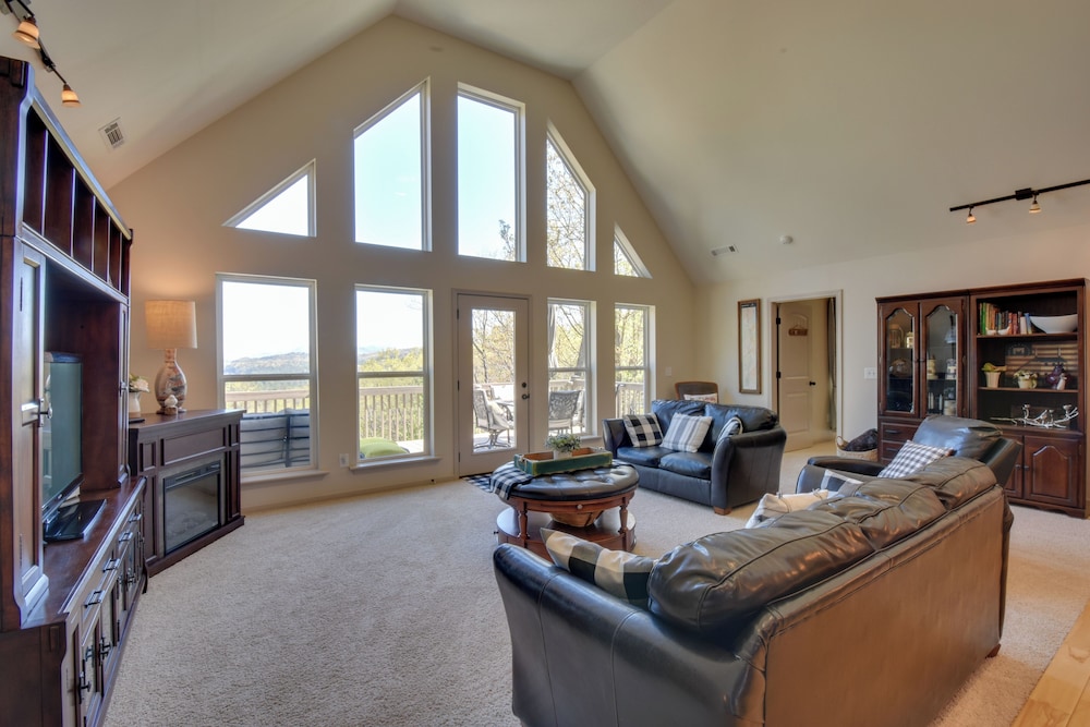 Lakemont Retreat: Game Room, Hot Tub, & Mtn Views! - Tallulah Falls