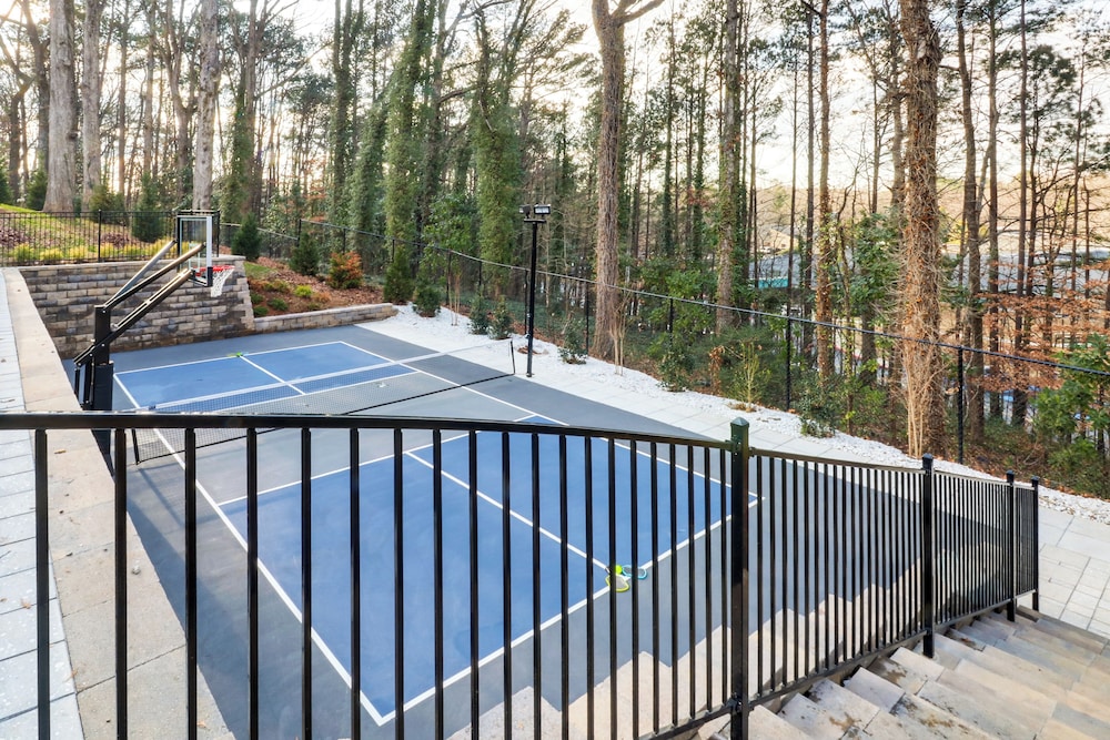 Luxury Retreat In Smyrna: Pool, Pickleball & More! - Marietta, GA