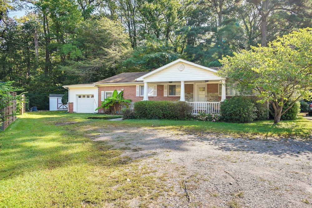 Pet-friendly Norfolk Retreat ~ 7 Mi To Beach! - Virginia Beach, VA