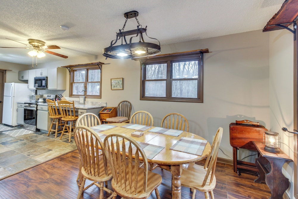 Ellijay Resort Cabin W/ Fire Pit, Decks, & Hot Tub - Ellijay, GA