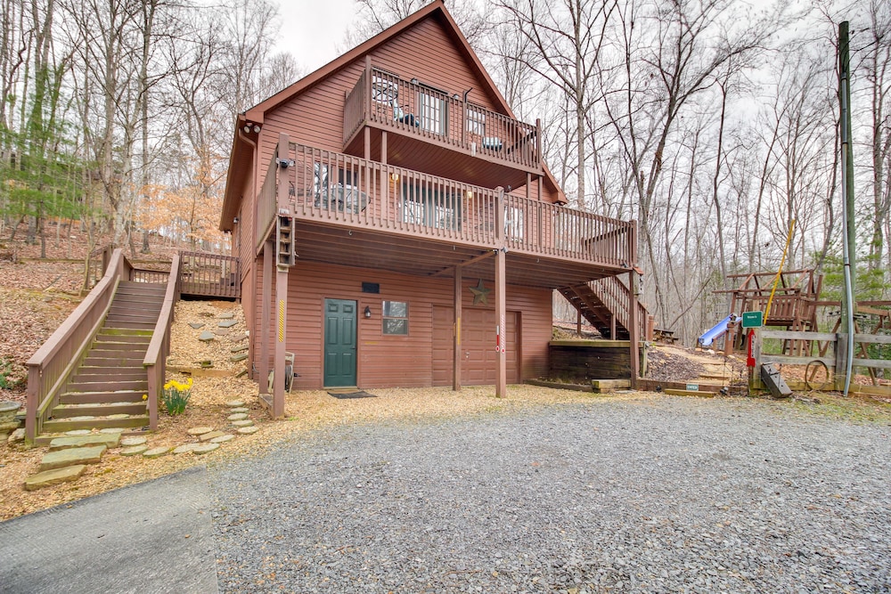 Ellijay Resort Cabin W/ Fire Pit, Decks, & Hot Tub - Ellijay, GA
