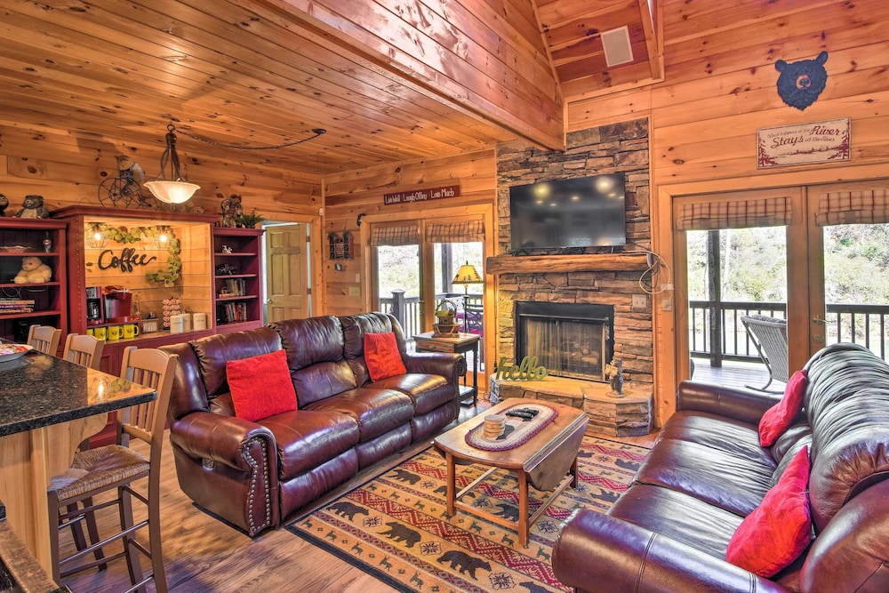 Private Cartecay River Home W/ Hot Tub & Game Room - Ellijay