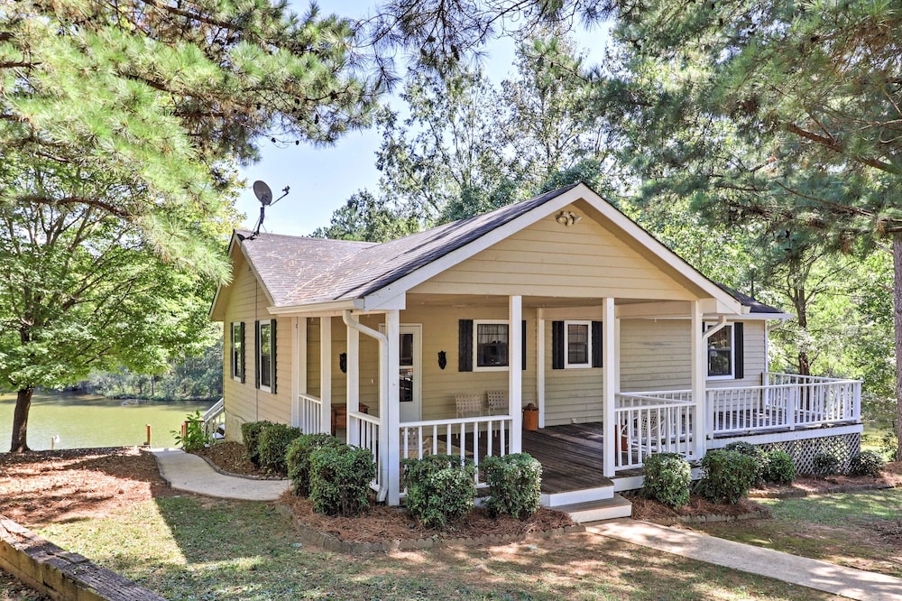 Lakefront Cottage W/ Private Hot Tub! - Lake Oconee, GA