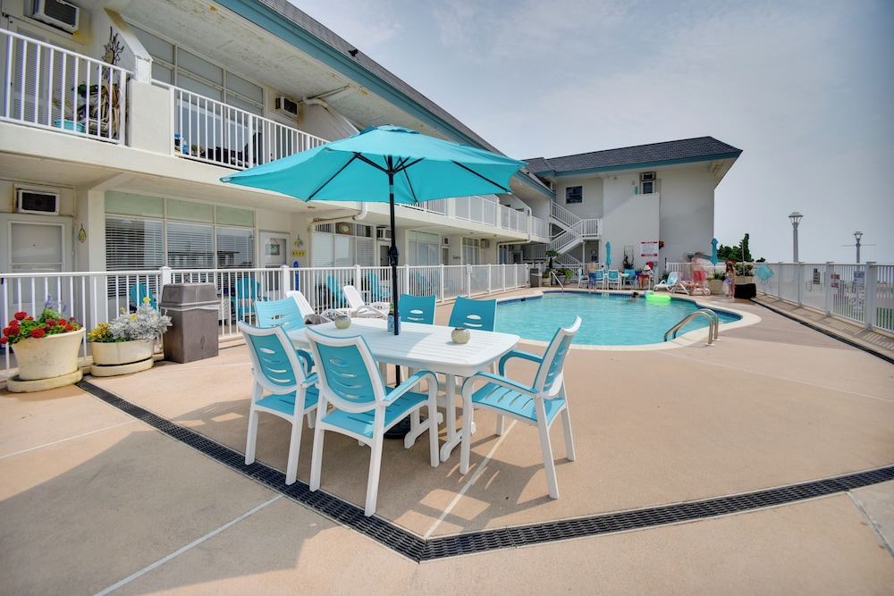 Chic Virginia Beach Retreat - Pool, Steps To Beach - Virginia Beach