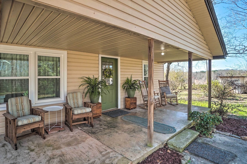 Wine Country Retreat W/ Fire Pit + Sunroom! - Dahlonega, GA