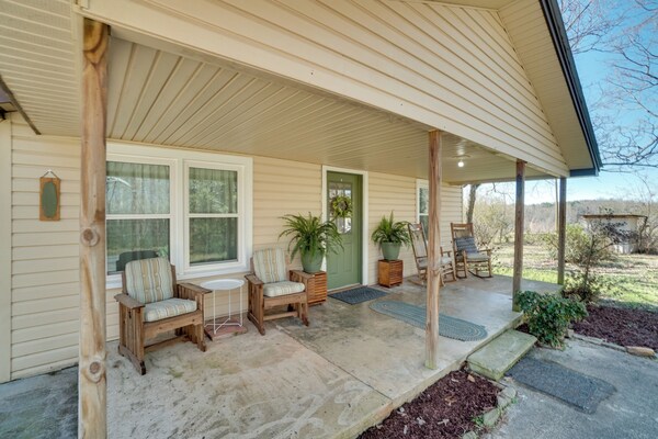 Wine Country Retreat W/ Fire Pit + Sunroom! - Dahlonega, GA