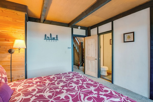 1 Mi To Stagecoach Lift! Homey Tahoe Townhome - Zephyr Cove, NV