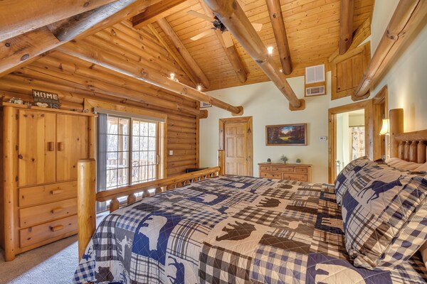Family Getaway: Georgia Cabin W/ Outdoor Hot Tub - Clermont, GA