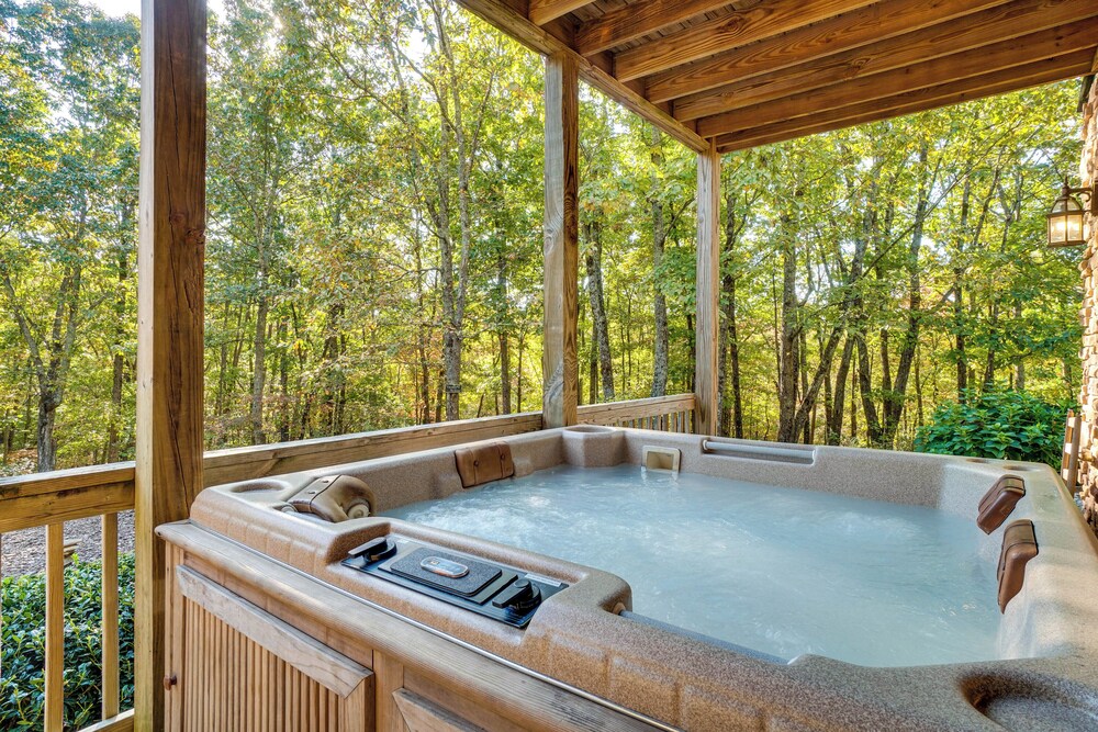 Family Getaway: Georgia Cabin W/ Outdoor Hot Tub - Lake Lanier, GA
