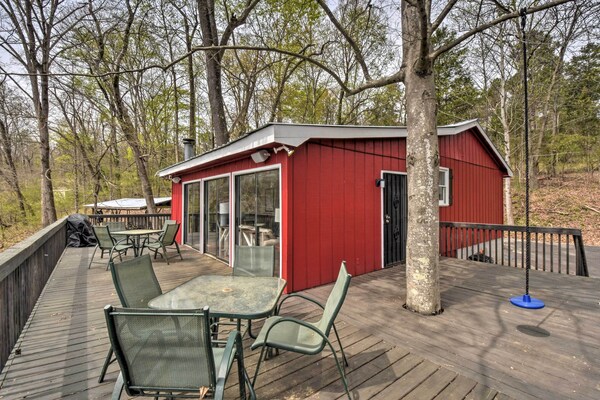 Lakefront Lavonia Cottage W/ 2-story Dock! - Victoria Bryant State Park, Royston