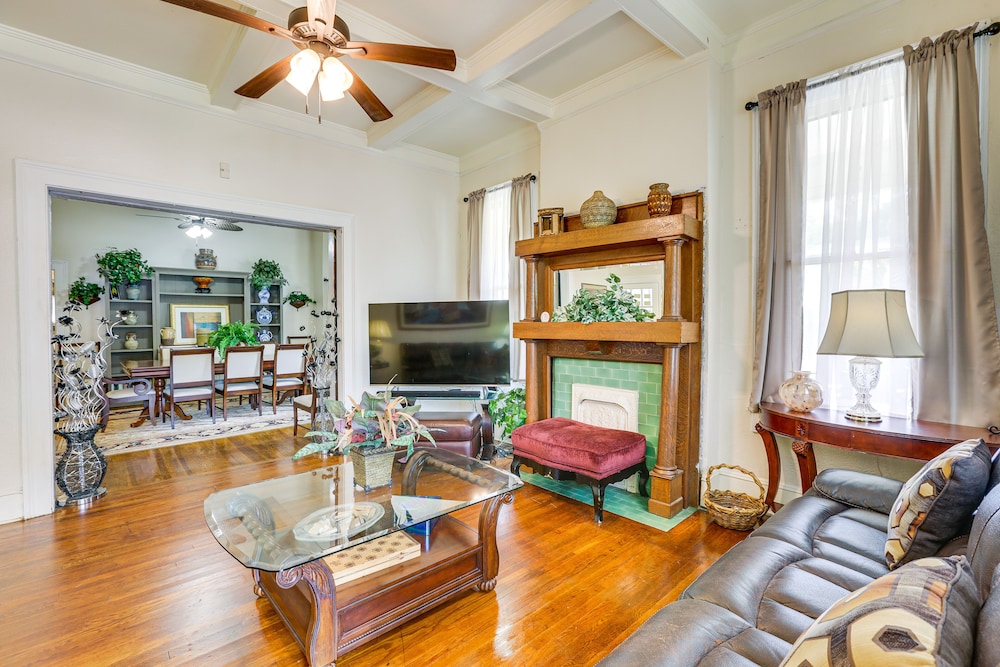 Central Albany Home With Covered Porch & Patio! - Albany, GA