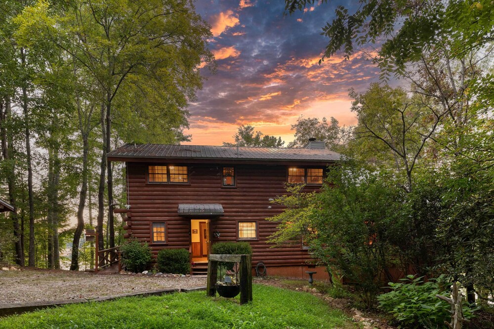 Lakefront Blairsville Cabin W/ Deck + Dock! - Blairsville, GA