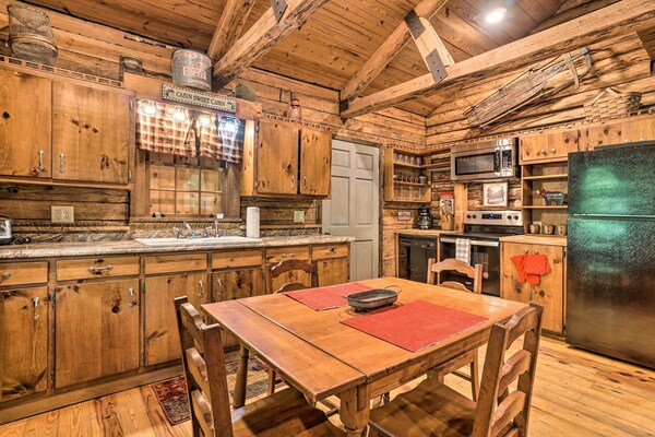 North Georgia Mtn Escape W/ Hot Tub & Games! - Clarkesville, GA