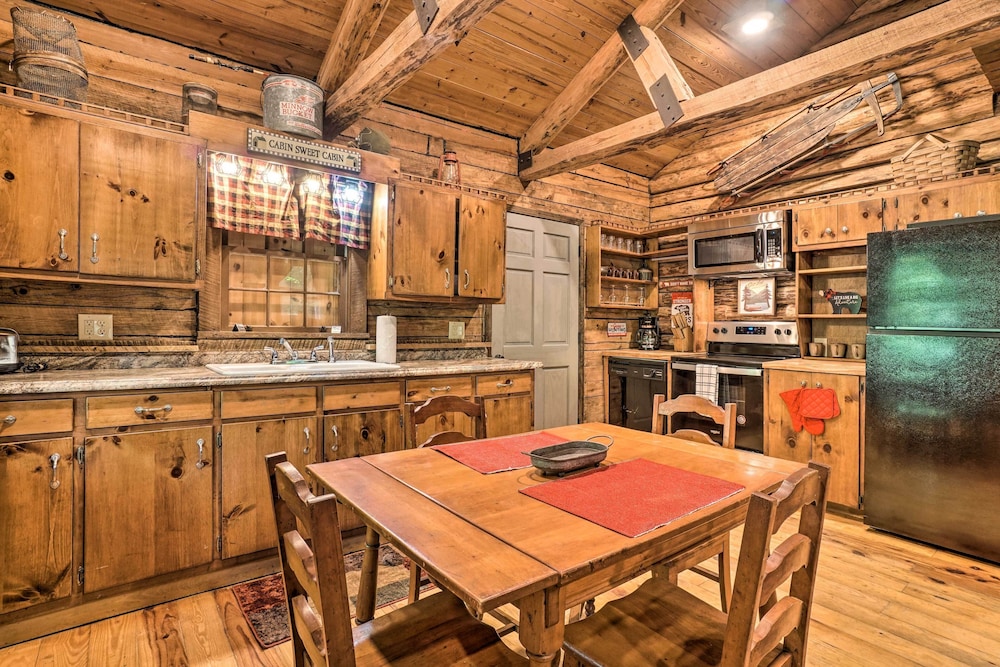 North Georgia Mtn Escape W/ Hot Tub & Games! - Helen, GA