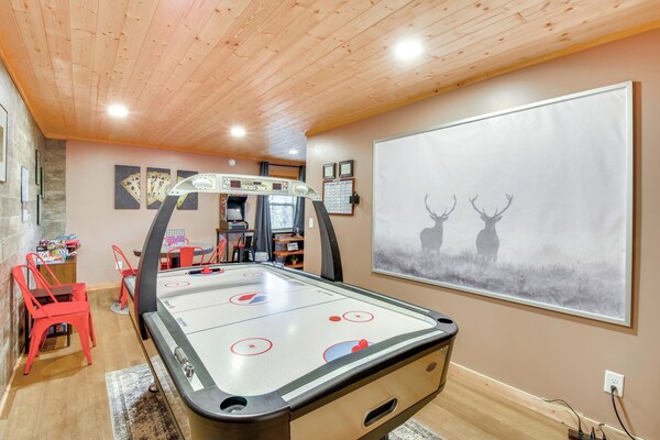 Lakemont Mountain Cabin W/ Game Room & Hot Tub! - Lake Tugalo, SC