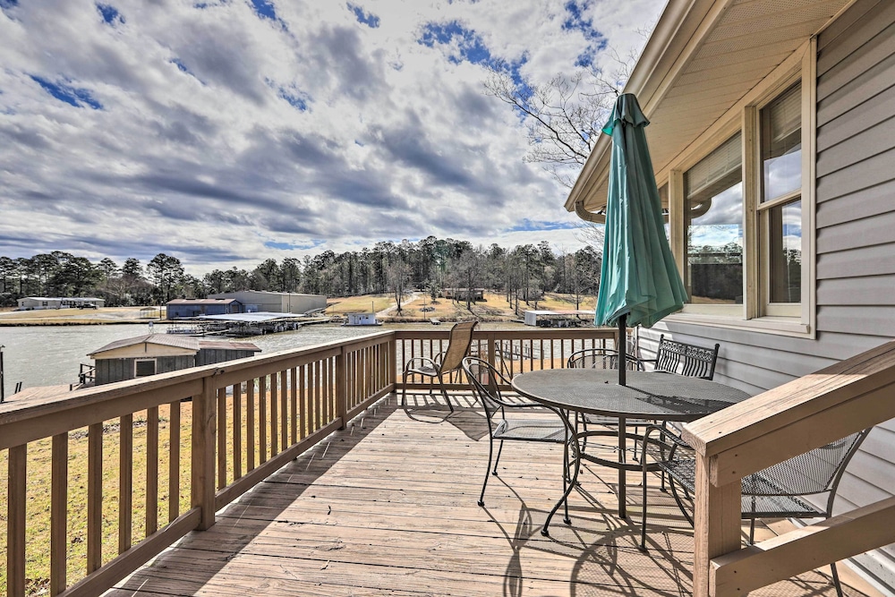 Lake Sinclair Cottage With Deck & Boat Dock! - Milledgeville, GA