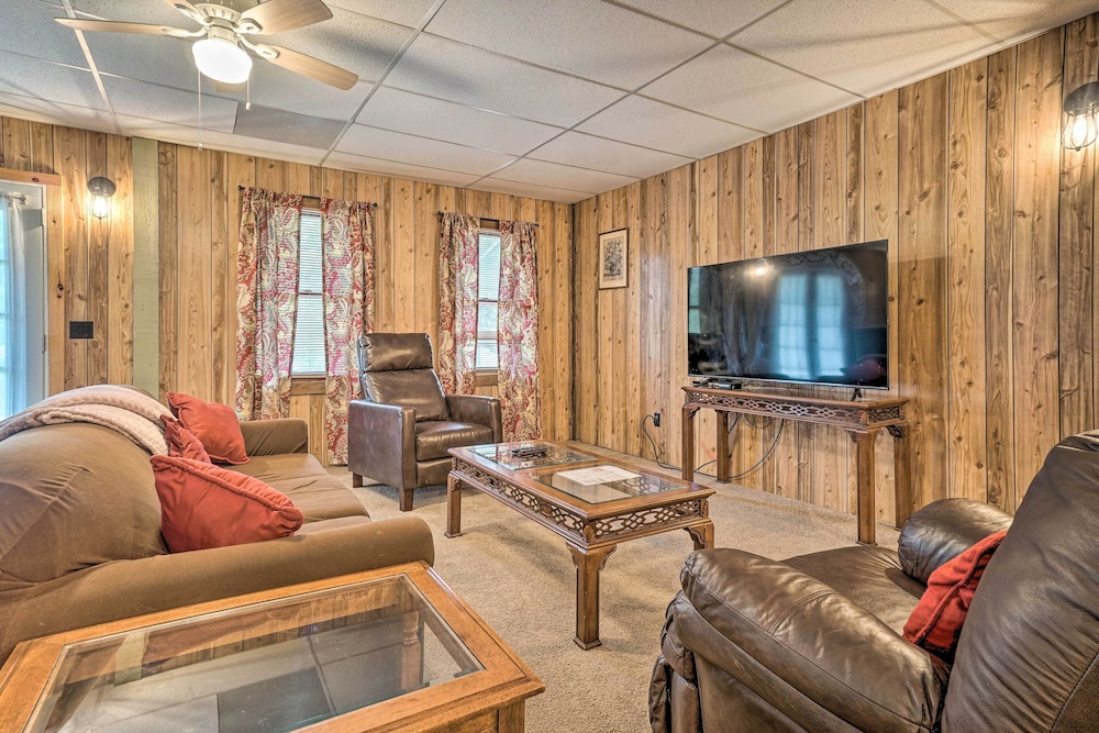 Hot Tub & Fire Pit: Pet-friendly Clayton Escape! - Clayton, GA