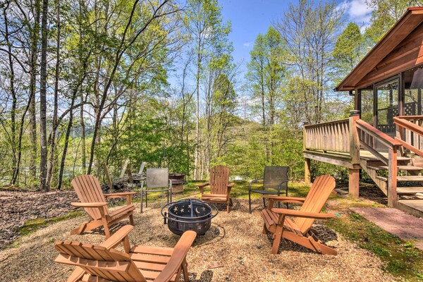 Cozy Hiawassee Cabin W/ Fire Pit & Mtn Views! - Hiawassee, GA