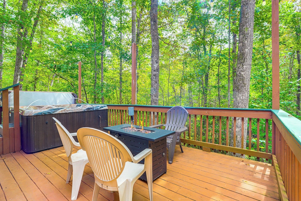 Dahlonega Cabin W/ Hot Tub, 4 Mi To Downtown! - Dahlonega, GA