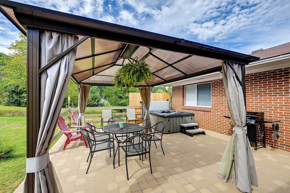 Pet Friendly Home W/ Hot Tub, Patio & Game Room! - Dillard, GA