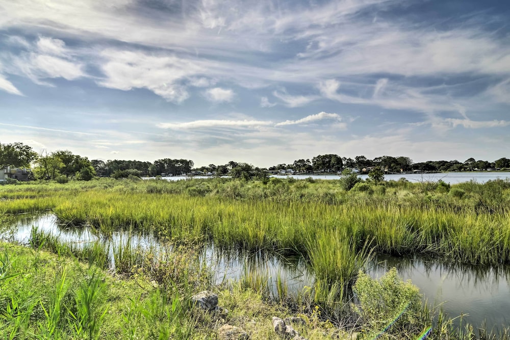 Waterfront Paradise W/ Deck ~ 1/2 Mi To Beach - Portsmouth, VA