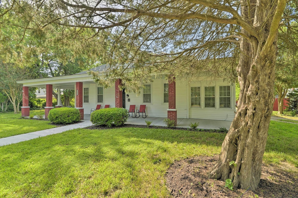 Hampton Sanctuary W/ Fire Pit & Fenced Yard! - Norfolk, VA