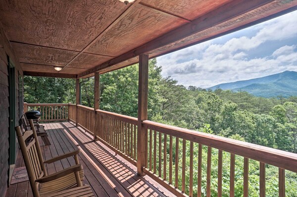 Rustic Young Harris Cabin W/ Fire Pit & Views - Blairsville, GA