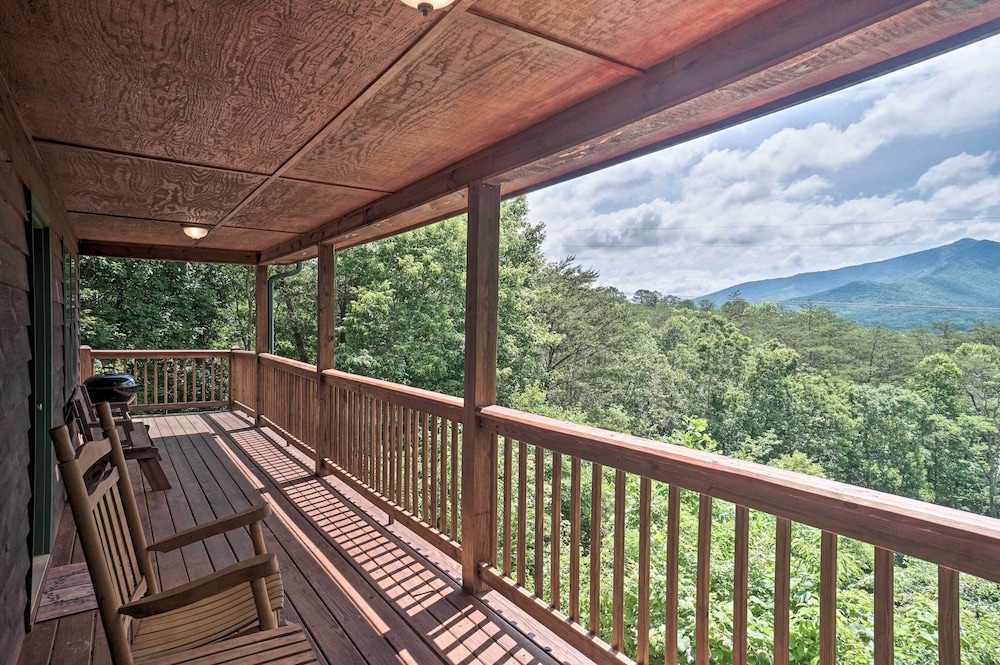 Rustic Young Harris Cabin W/ Fire Pit & Views - Blairsville