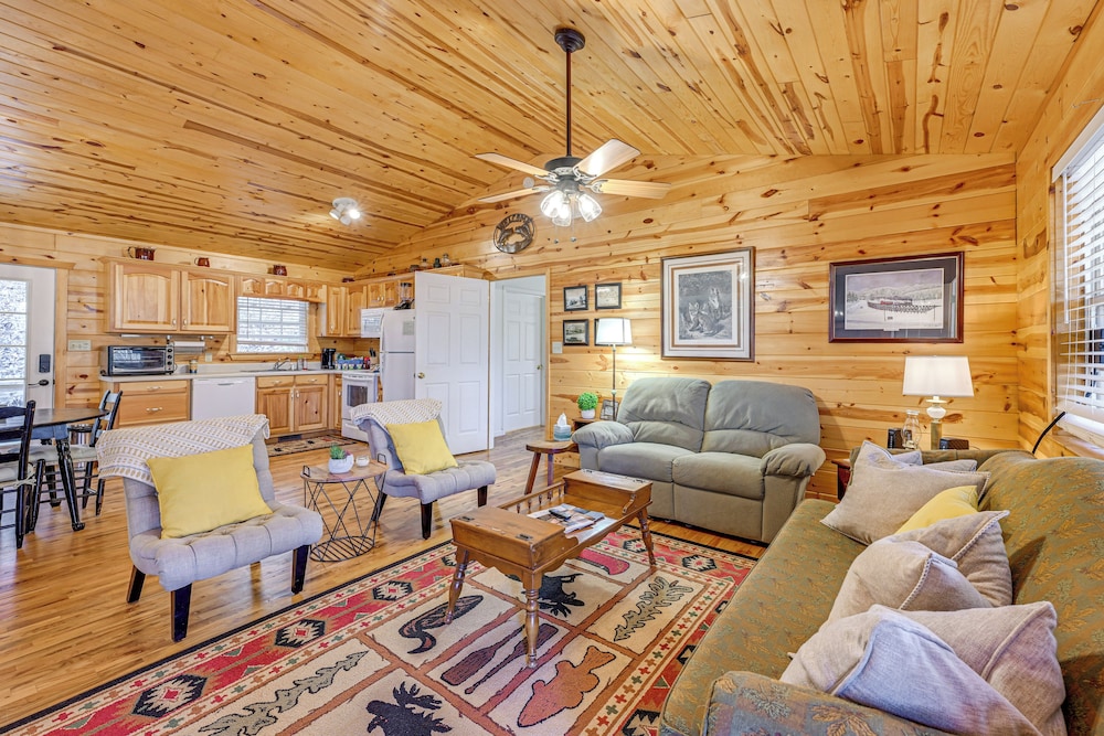 8 Mi To Chattooga River: Pet-friendly Mtn Cabin - Clayton, GA