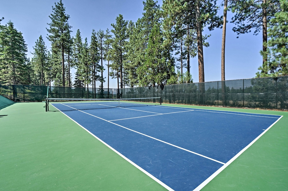 2 Mi To Beaches & Trails: Tahoe Area Home W/ Sauna - Stateline, NV