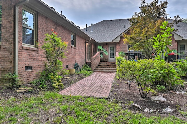 Bright Chesapeake Home Near Shopping & Dining - Chesapeake, VA