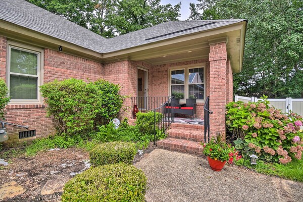 Bright Chesapeake Home Near Shopping & Dining - Suffolk, VA
