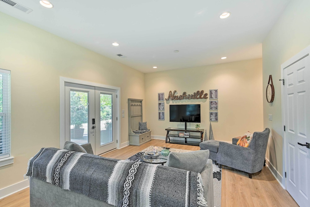 Cozy Tennessee Country Retreat On 5 Acres! - Nashville, TN