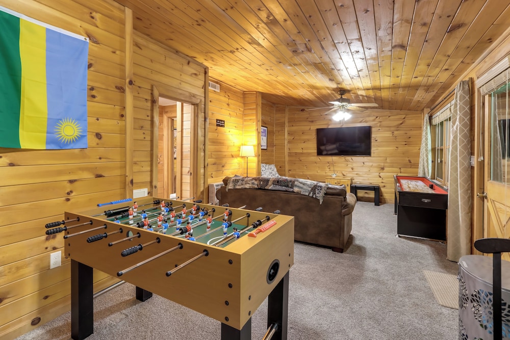 Charming Blue Ridge Cabin W/ Game Room & Hot Tub! - Blue Ridge, GA