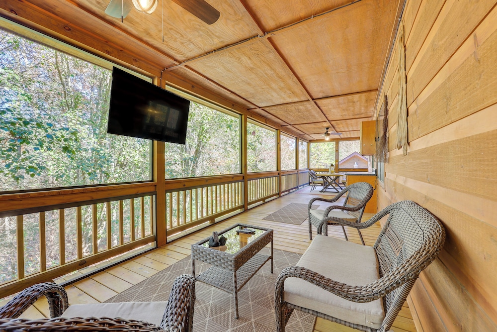 Hot Tub & Game Room: Blue Ridge Getaway - Blue Ridge, GA