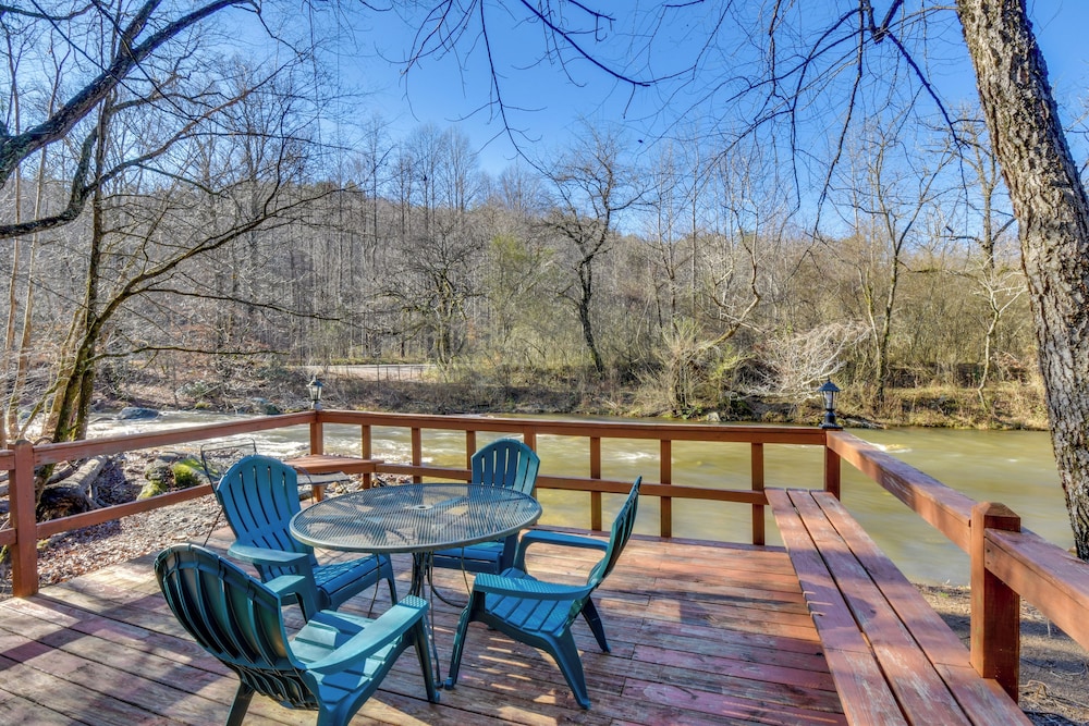 Riverfront Helen Cabin W/ Hot Tub & Deck! - Helen, GA