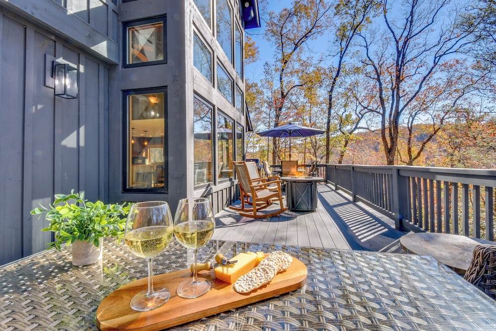 Lake Burton Retreat W/ Fire Pit & Hot Tub! - Helen, GA