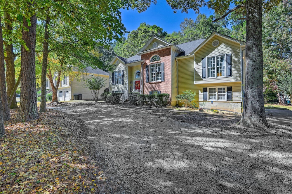 Peaceful Dallas Home W/ Deck + Charcoal Grill - Dallas, GA
