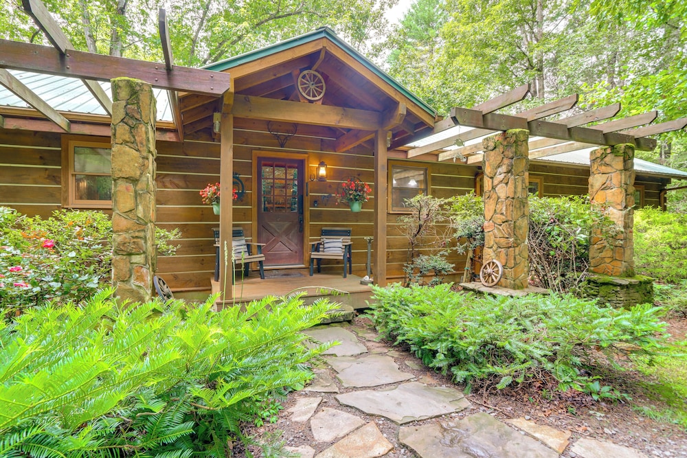 'Drifting Feather' Mountain Cabin: Waterfront Deck - Blue Ridge, GA