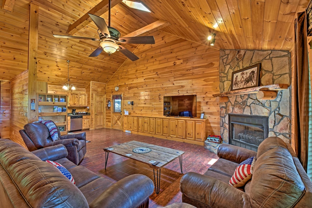 Cozy 'Sunset View' Cabin W/ Game Room & Mtn Views! - Ellijay