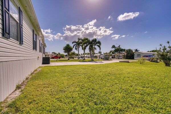 Sunny Fort Myers Home W/ Screened-in Porch & Grill - Fort Myers, FL