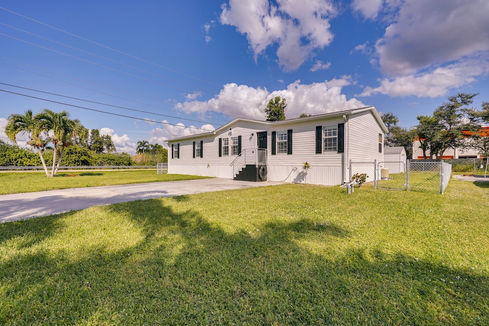 Sunny Fort Myers Home W/ Screened-in Porch & Grill - Fort Myers Beach, FL