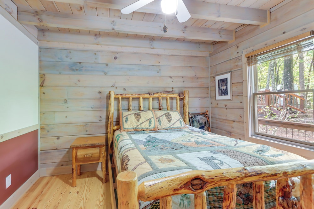 Cozy Cherry Log Cabin W/ Hot Tub & Mountain Views! - Blue Ridge, GA