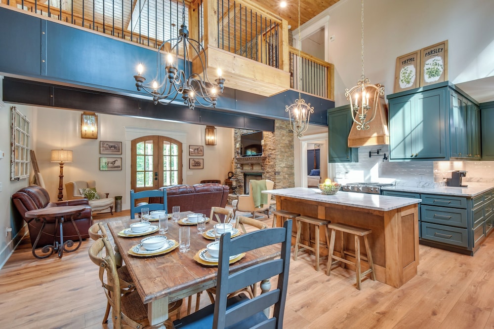 Luxurious Clarkesville Cabin W/ Decks & Fire Pit - Clarkesville, GA