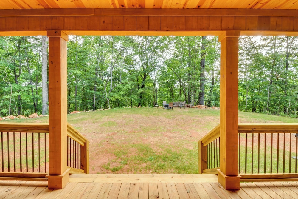 Luxurious Clarkesville Cabin W/ Decks & Fire Pit - Helen, GA