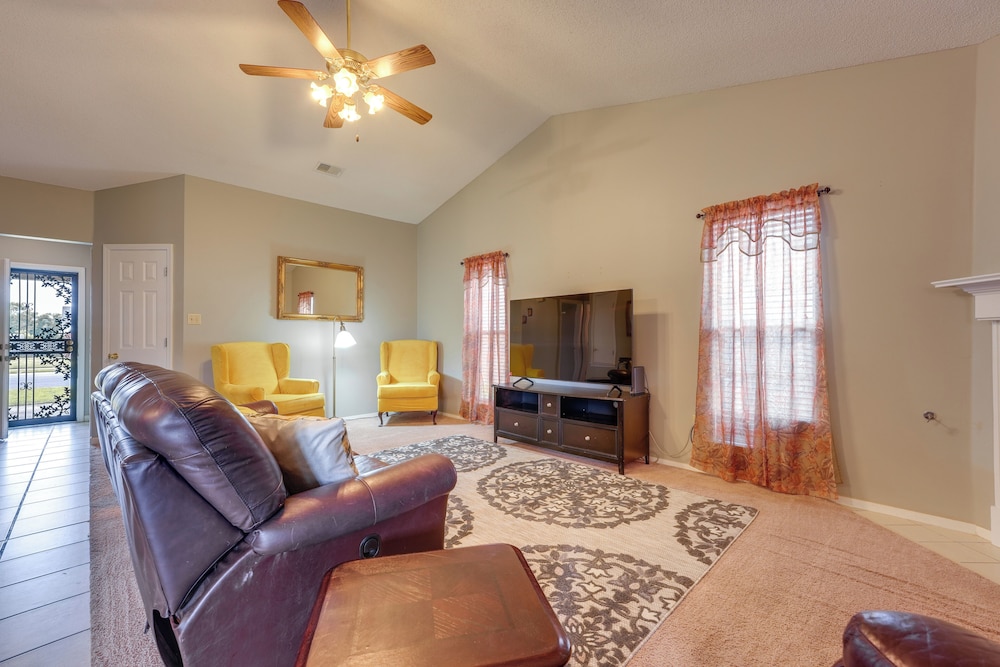 Horn Lake Home W/ Yard: 8 Mi To Graceland! - Southaven, MS