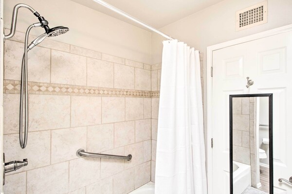 Vibrant, Colorful Tucson Abode W/ Pool & Hot Tub - Tucson, AZ