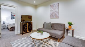 Uma sala de estar moderna com sofá, mesa de centro e um armário.